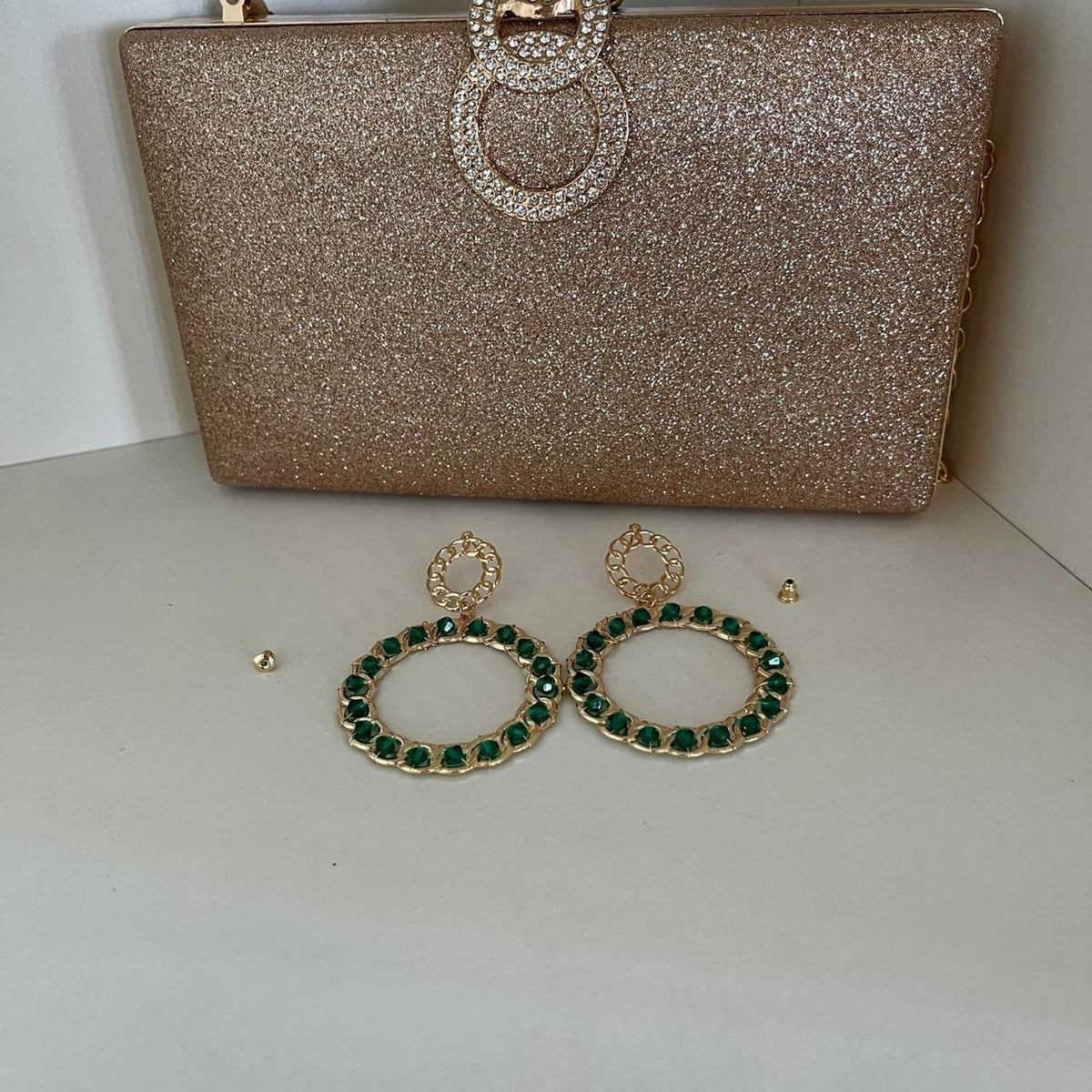 Aros de Color Verde con Dorado y Diseño Circular – Terraestilo